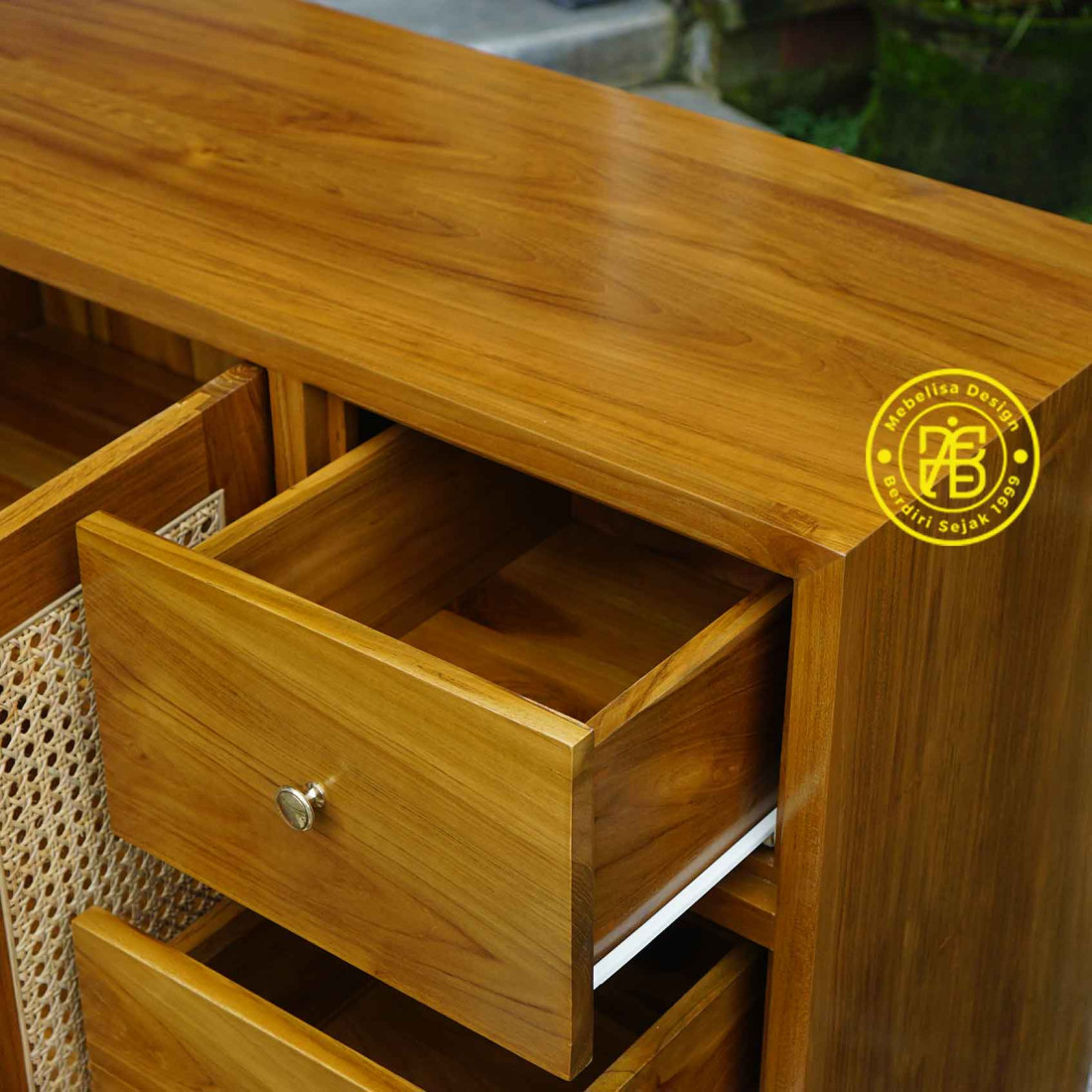 Cabinet Nakas 2 Pintu Rotan 3 Laci Minimalis Retro